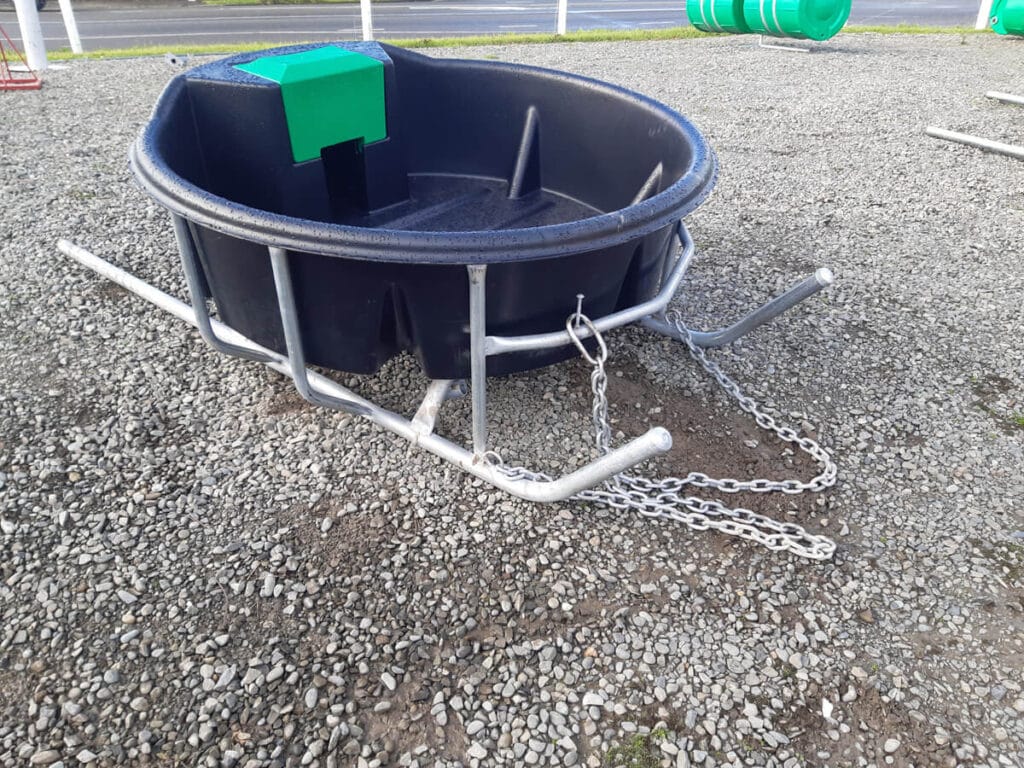 Simplify Break Feeding with Tow or Lift Water Troughs | Plucks"