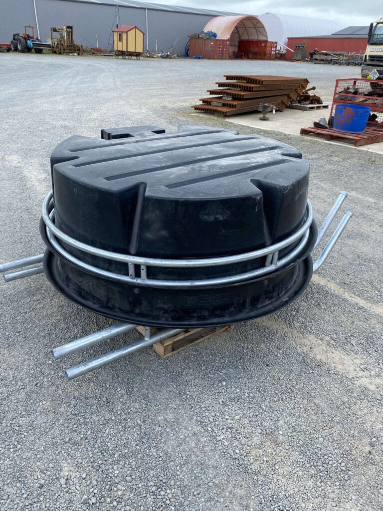 Simplify Break Feeding with Tow or Lift Water Troughs | Plucks"